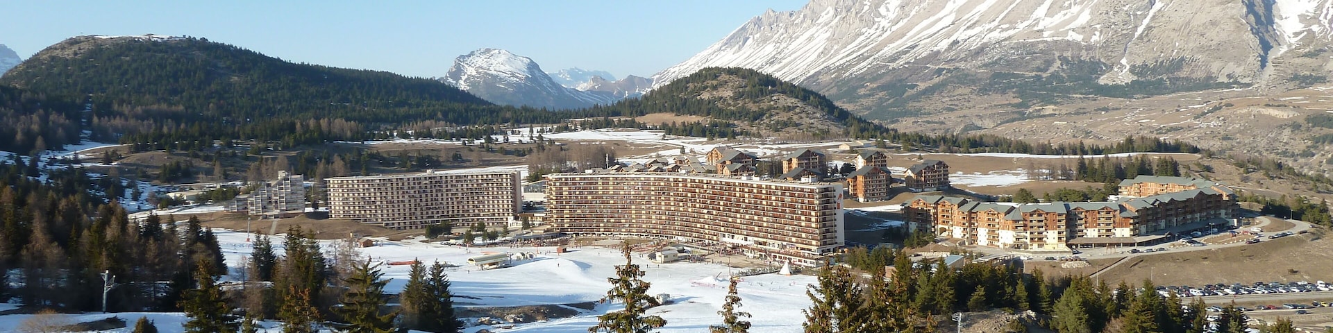 Vue de SuperDévoluy depuis le TSD du Pelourenq, domaine skiable du Dévoluy