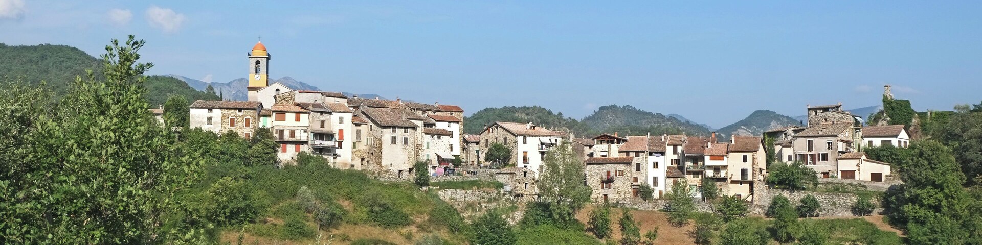 Vue du village de Massoins depuis le quartier Saint-Bastien.
