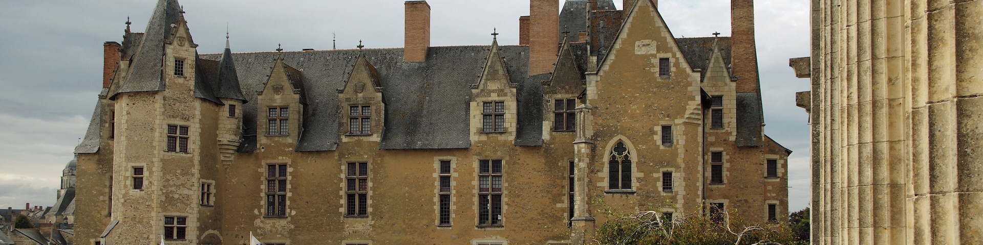Baugé-en-Anjou (Maine-et-Loire) Le château. Au début du XIe siècle, il y eu une forteresse au confluent du Couesnon et de l'Altrée. Forteresse construite par Foulques III Nerra, le comte d'Anjou, pour faire face à son concurrent le comte de Blois. Au premier tiers du XVe siècle, Yolande d'Aragon*, duchesse d'Anjou et belle-mère de Charles VII, fait construire un château à l'intérieur de l'enceinte fortifiée. Yolande d'Aragon fera incendier le château en 1436, afin qu'il ne tombe pas aux mains des anglais*. Le fils de Yolande d'Aragon, René, héritera d'une ruine en 1442. René d'Anjou*, duc de Lorraine, roi de Sicile, comte de Provence, pair du royaume, après la mort de sa mère (novembre 1442), se consacra presque entièrement à l'Anjou. Les châteaux de Saumur, Baugé, Beaufort, des Ponts-de-Cé sont restaurés, améliorés, agrémentés de jardins. René fut l’un des premiers à construire des manoirs de plaisance, avec une architecture nouvelle, mélange du château seigneurial et de la maison de ville, premier pas vers le château Renaissance. L’architecte qui reconstruira Baugé*, Guillaume Robin*, a aussi dirigé les travaux du manoir de la Ménitré. Les travaux seront terminés en 1465. Le Duc, avec son épouse Jeanne de Laval, séjournera à Baugé pour des périodes plus ou moins longue, entre 1451 et 1471, il y vient chasser dans la forêt de Chandelais, il organise des fêtes somptuaires. En 1480, après la mort du Roi René, l'Anjou est rattaché à la couronne par Louis XI. La baronnie de Baugé et son château échouent alors dans différentes mains. Les gouverneurs successifs négligeront l'entretien et en 1790 le château est très délabré. Au XIXe siècle, une partie du château est affectée à la Gendarmerie à cheval (en 1806) et l'autre partie devient le siège de la Mairie. En 1811, le château manque d'être démoli en partie par la municipalité. Le maire de Baugé* écrira au sous-préfet: « Pour moi qui envisage les choses en père de famille, ne croyant pas que les formes antiques d'un bâtiment irrégulier et sans grâce méritent d'être conservées, j'avais donné l'idée de ces réductions ». Il s'agit de la destruction des deux tours et de la diminution de hauteur des toitures. Au XXe siècle, le château devient caserne de pompiers, salle de justice, salles municipales. Un premier musée y est ouvert en 1905. Le château est restauré extérieurement par l’architecte Henri Enguehard* dans les années 60. Yolande d'Aragon, administra le duché pendant les nombreuses absences de son époux, Louis II duc d'Anjou. Louis II, également roi de Naples et comte de Provence, passa la plus grande partie de son temps loin d'Angers. Le château de Baugé fut occupé par le duc de Clarence en 1420, mais il fut battu et tué lors à la bataille de Vieil-Baugé le 22 mars 1421, par les troupes franco-écossaises du maréchal Gilbert III Motier de La Fayette et du comte écossais John Stuart de Buchan. Le duc de Clarence meurt au combat avec un millier de ses cavaliers tandis que les Franco-Écossais ne subissent que des pertes limitées. Cette bataille est la première défaite anglaise en bataille rangée depuis 1415. L'Anjou n'était pas pour autant débarrassé des Anglais. Une de leurs bandes s'avança encore en 1431, jusqu'à Épinard près d'Angers. En 1433 les pillards anglais firent encore des ravages à Segré et Sablé. D'autres pillards s'avancèrent aux Ponts-de-Cé, en 1438, et à Saint-Denis-d'Anjou, en 1444. Le Roi René: Roi de Naples, de Sicile, de Jérusalem, d’Aragon, duc d’Anjou, de Lorraine et de Bar, comte de Provence, du Maine et de Piémont. Le roi René, fut longtemps oublié et redécouvert au XIXème siècle. Il est le 16 janvier 1409 au château d’Angers et mort en Provence en 1480. Ce sera un amoureux des arts. Homme de la Renaissance, le roi René, qui parle cinq langues, est apprécié des Italiens. Mort en 1480, il est inhumé dans la cathédrale d'Angers, à côté de sa mère, Yolande d'Aragon, et de sa première épouse, Isabelle de Lorraine. René perd en 1470 son fils aîné Jean de Calabre et trois ans plus tard le fils de ce dernier, Nicolas, ce qui le prive d’héritier mâle en ligne directe et condamne l’Anjou à revenir à la couronne de France à sa mort, en 1480. Le château de Baugé où René fait entreprendre d'importants travaux de maçonnerie à partir de 1455, a été augmenté d'un hôtel ou maison en 1459. On affecte le produit de la pêche de l'étang aux réparations de l'étang et de l'hôtel de Baugé. En 1462, deux mille francs servent aux réfections de la maison de Baugé, hôtel et maison désignant l'un des bâtiments du château. (De la forteresse à la maison des champs : mots et réalités (Anjou- Provence, 1360-1480, Françoise Robin). En 1465, le corps de logis principal, de 50 m de long, est achevé : il renferme les salles d'apparat et les appartements privés. L'escalier à vis est le plus beau de la région, avec sa voûte en palmier aux armes d'Anjou et d'Aragon. A la même époque, 4 jardins s'ajoutent au château. En 1469, René fait construire la chapelle Notre-Dame-du-Patit-Mont (aujourd'hui disparue), dans l'enceinte du château. Guillaume Robin, architecte et maître d'œuvre angevin du XVe siècle. Le roi René lui confiera la réalisation de plusieurs monuments de l'Anjou. Augustin-François Le Gouz du Plessis, maire de Baugé de 1808 à 1815. D'abord marié à sa cousine Françoise-Marie Legouz, à la mort de celle-ci il épousera Marie-Anne-Charlotte de la Noüe, soeur du chef chouan Francois-Nicolas de la Noüe. Ses opinions le firent arrêter en 1793, pendant la Terreur. Evadé grâce à la complicité de la femme de son cocher, il émigrera en juillet 1794. Il reviendra en France en 1798. Il assumera différents mandats électoraux. Henri Enguehard, architecte français, est né à Paris en 1899 et mort à Bouchemaine le 9 septembre 1987. Il restaurera par exemple, le château d'Angers, l'abbaye de Fontevraud, etc... On lui doit la construction de la Chambre de commerce d'Angers, le siège de la caisse primaire de sécurité sociale à Angers, etc.. www.stewartsociety.org/history-of-the-stewarts.cfm?sectio... www.cosmovisions.com/histAnjou.htm fr.anecdotrip.com/anecdote/bauge-le-paradis-du-roi-rene-d... fr.anecdotrip.com/anecdote/bauge-le-paradis-du-roi-rene-d... www.herodote.net/Rene_1er_d_Anjou_1409_1480_-synthese-376... www.angers.fr/vie-pratique/culture/la-politique-culturell...