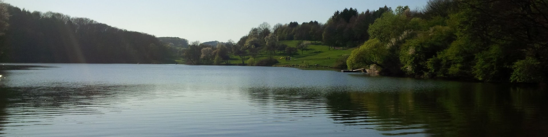 Ohmbachsee fotografiert am Fuß der Staumauer