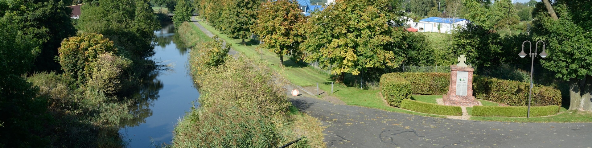 Ehrenmal in Büttel Bütteler Kanal und Ehrenmal