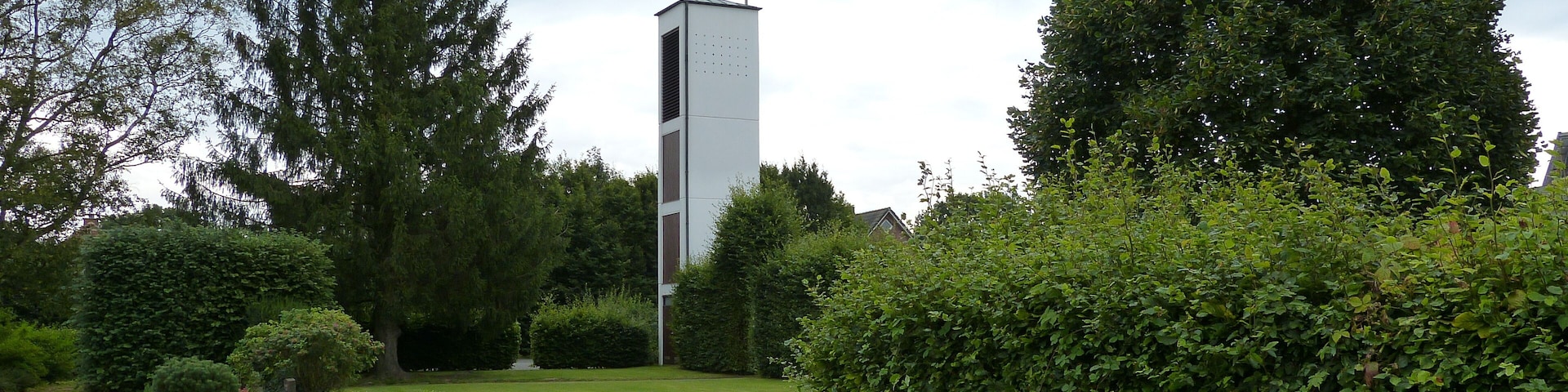 Der Glockenturm der Apostel-Johannes-Kirche in Oering ist ein Kulturdenkmal.