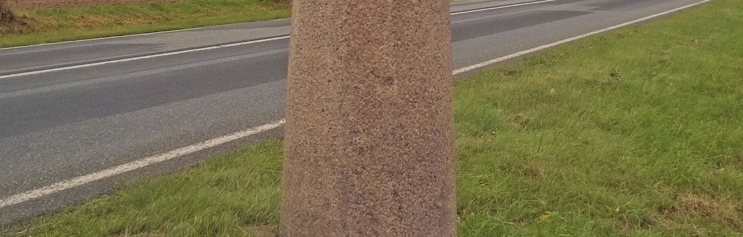 mecklenburgischer Meilenstein (Rundsockelstein) an der B 192 in Penkow