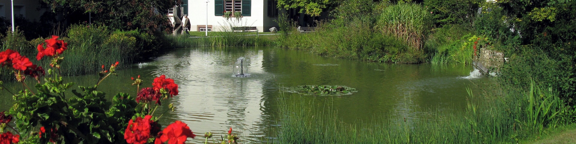 Weinstetter Hof in Eschbach, links der Neubau der früheren Stallungen, heute Verwaltung der Firma Heinrich Schmid, Mitte die Villa