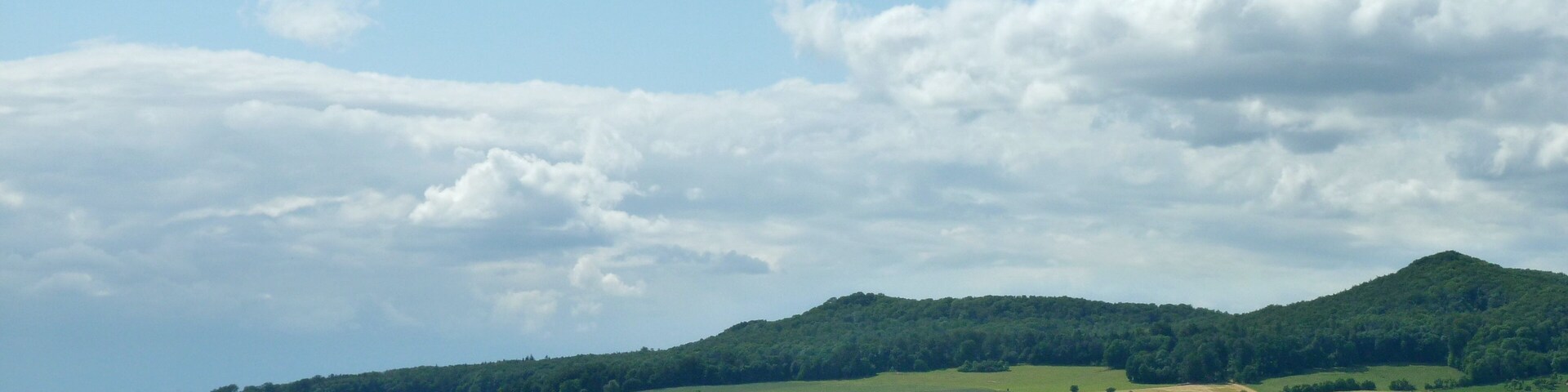 Blick vom Einenberg (K13) nach Westen über Sattenhausen auf den Hengstberg und den Kronenberg (von rechts)