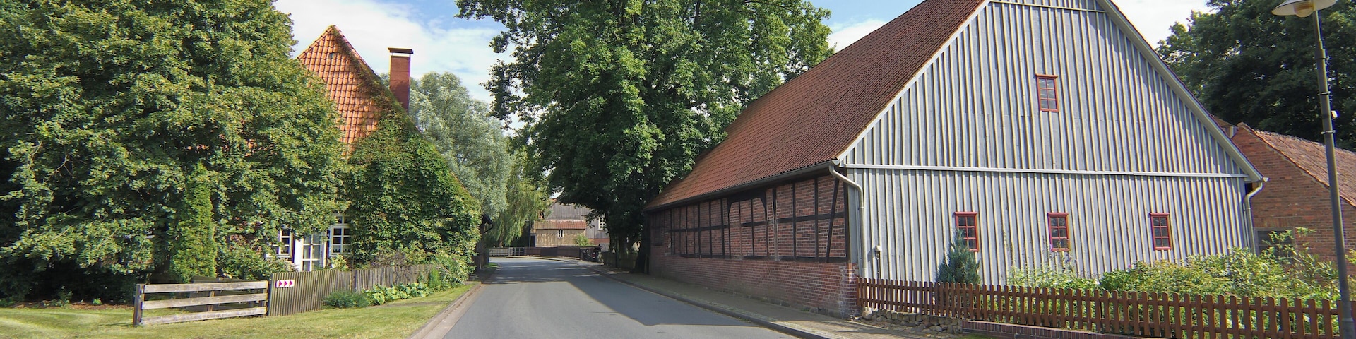 Die Furt über das Flüsschen Lachte liegt imitten des Dorfes Steinhorst in Niedersachsen, Deutschland