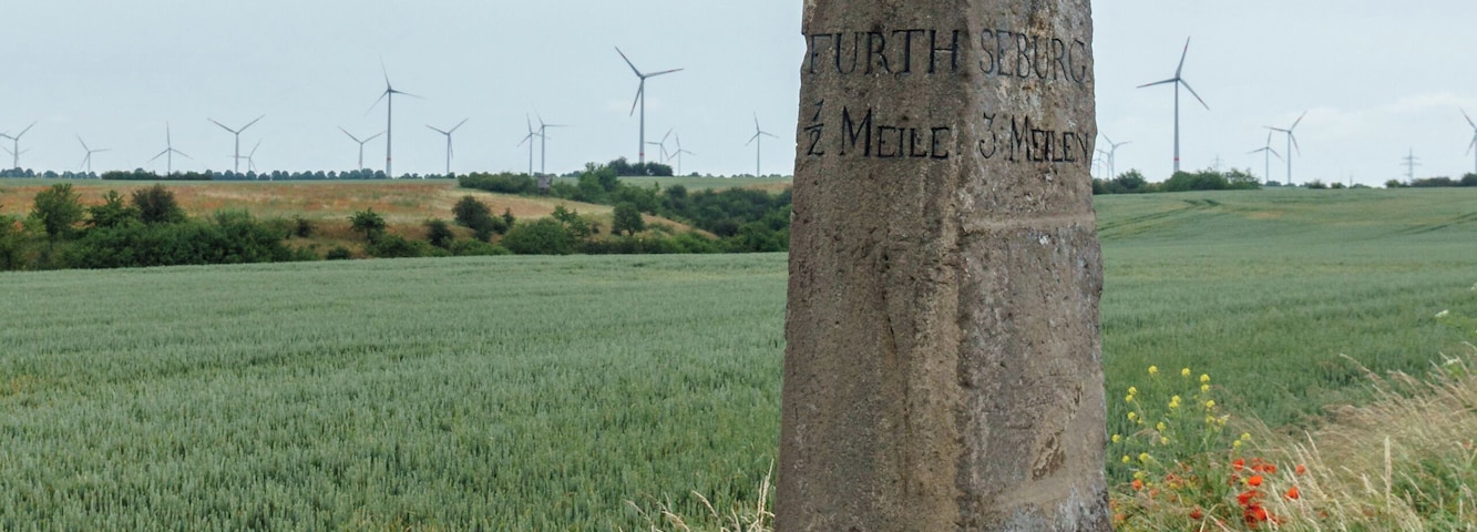 Preußischer Ganzmeilenobelisk an der L172 bei Obhausen (Altweidenbach) Inschrift: MERSEBURG 3 MEILEN, QUERFURTH ½ MEILE ; SCHAFSTÄDT 1 MEILE