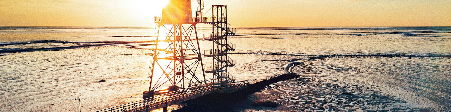 Blick in den Nationalpark Niedersächsisches Wattenmeer: Das Wattenmeer und der Leuchtturm Obereversand – Dorum, ca. 15 km nordwestlich Sievern – Strandwall und Nehrungshaken. (https://vimeo.com/dennisritter/obereversand)
