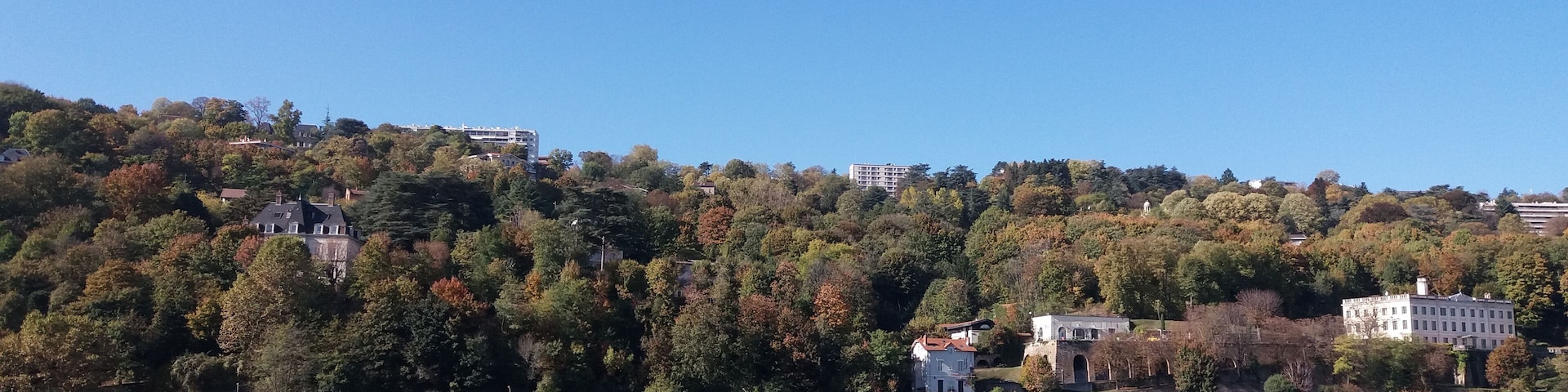 Vue sur la Saône et le quai Jean-Jacques Rousseau, depuis un balcon de La Sucrière, à Lyon.