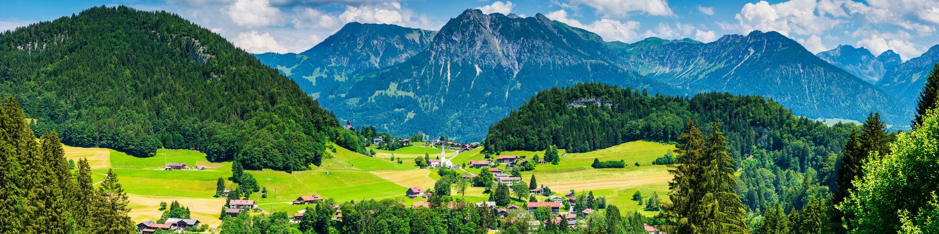Paisagem montanhosa com uma aldeia aninhada no vale.