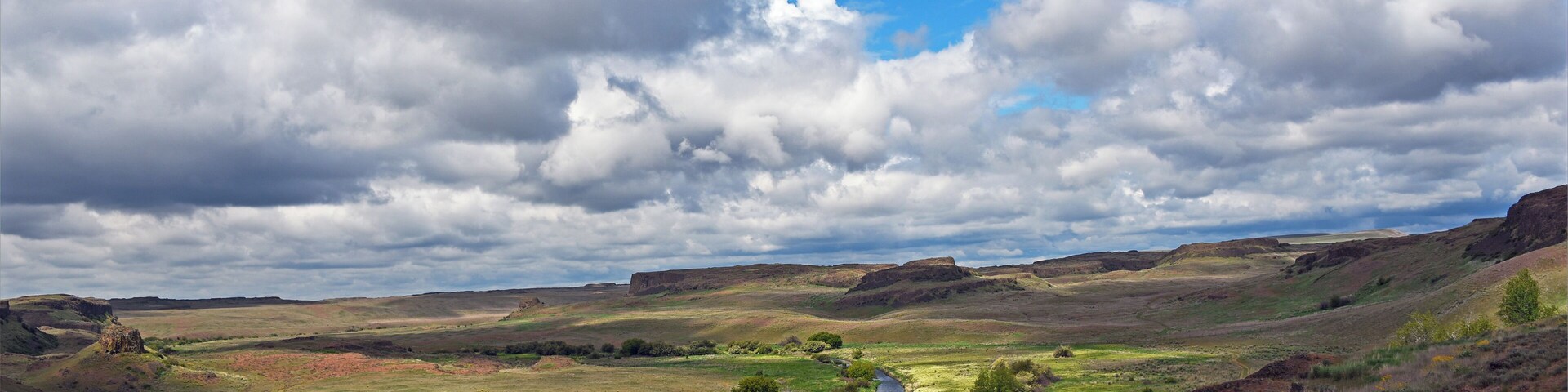 About two miles in from the trailhead, as you start to climb, a view back down the valley as the shadows of the clouds played across the ground.
#nature
#outdoors
#channeled_scablands
#adventure
