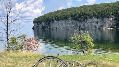Um lago com um penhasco e um carrinho de madeira.