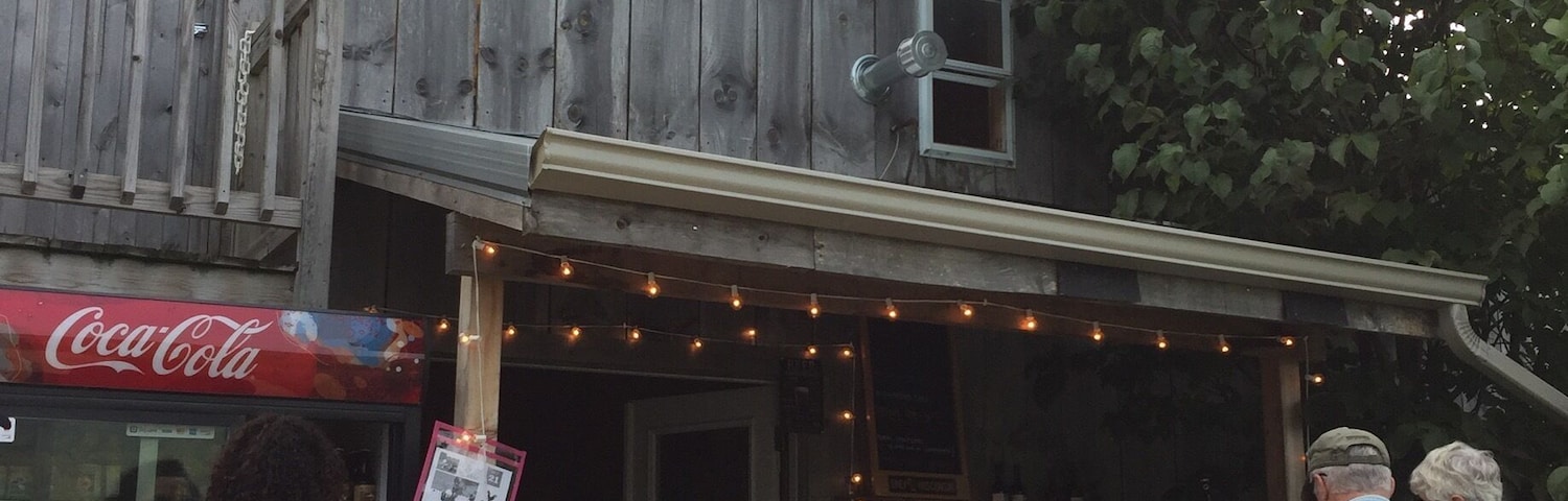 Great place for pizza and beautiful scenery! It's actually a pizza farm. They grow all their ingredients there.