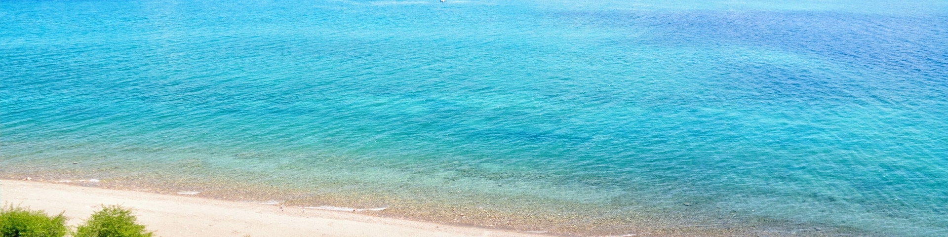 We were driving from Grand Tetons National Park to Salt Lake City UT and stumbled upon this gorgeous Lake! Spent the day hanging out next to the beautiful water!