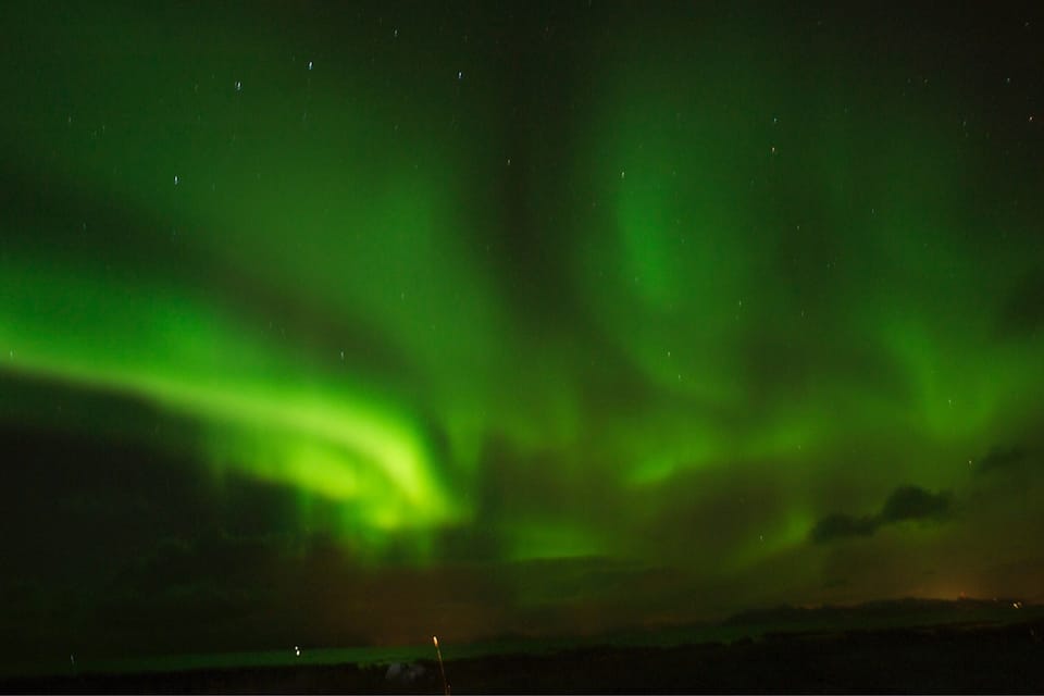 A Aurora Boreal em um céu escuro.