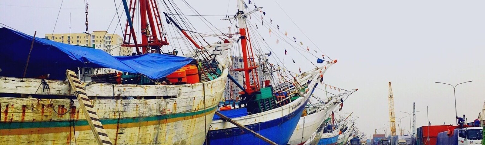 No permanence is ours. We are a wave that flows to fit whatever it finds. #sundakelapa #oldharbour #jakarta 🇮🇩