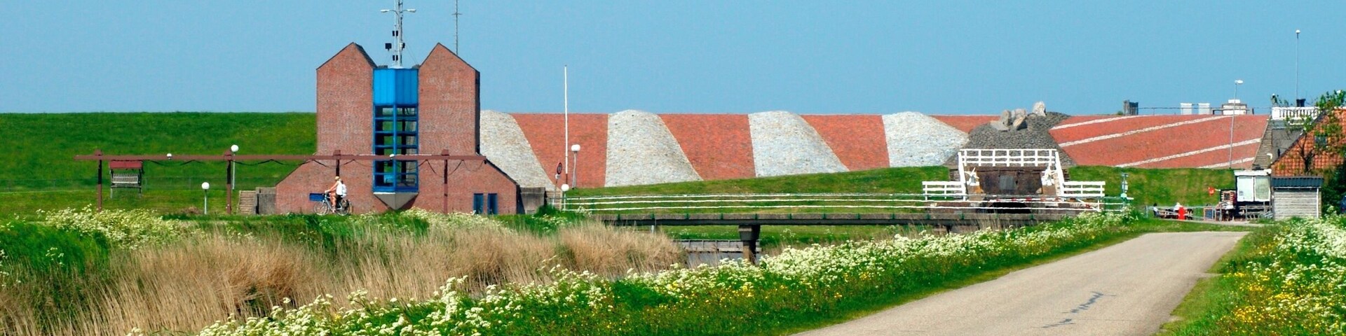 Noordpolderzijl, Gemaal Usquert, Steenmozaïek op de dijk.
#architecture