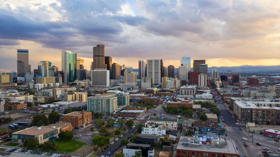 Horizonte urbano com arranha-céus modernos e uma mistura de edifícios antigos.
