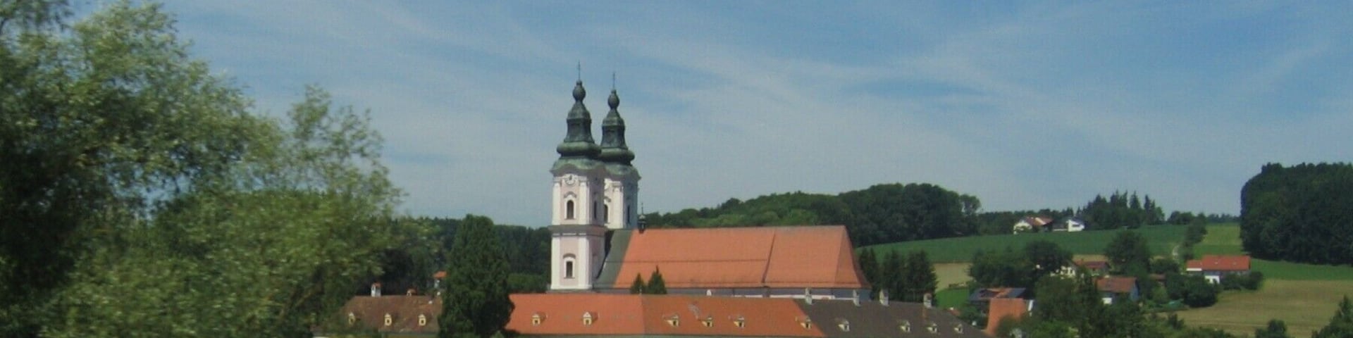 Kloster Vornbach am Inn, vom österreichischen Ufer aus gesehen.