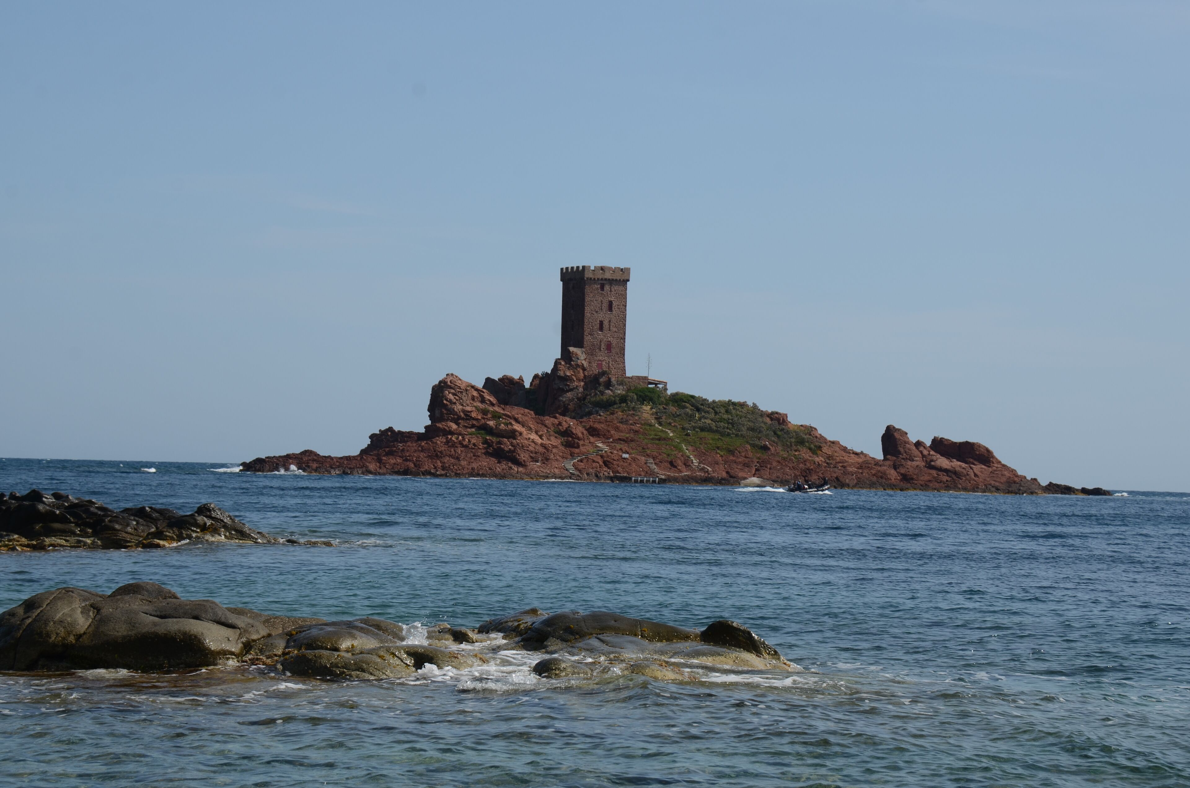 Ile d'Or (the golden Isle) at Du Dramont witrh castle