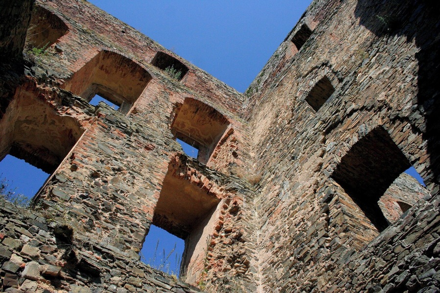 Krakovec also called the Red Castle. Krakovec Castle was probably founded in 1381 , the year of its completion is typically described as the year 1383 , when it was consecrated chapel . Jíra solution Křivoklátský burgraves and favorite of King Wenceslas IV. , Head of the royal workshop on a low rocky promontory built headquarters destitute until then unprecedented and which also, in many ways ahead of its time. Krakovec was dubbed himself Jíra Chalupka. In 1410 it bought Henry Lefly of Lažany, in 1414 stayed here and there and preached John Huss before his departure to Constance . Leflové held Krakovec until 1437 , when it was owned by Hussite marshal Jan Bleh of sealing since 1447 Kolovrat last 100 years, the year 1548 include Lobkovics .Today the castle's own Czech Republic , is open to the public and administered by the National Heritage Institute . https://cs.wikipedia.org/wiki/Krakovec_(hrad) To honor the memory of Jan Hus are regularly held annually Husovy pilgrimages. https://en.wikipedia.org/wiki/Jan_Hus