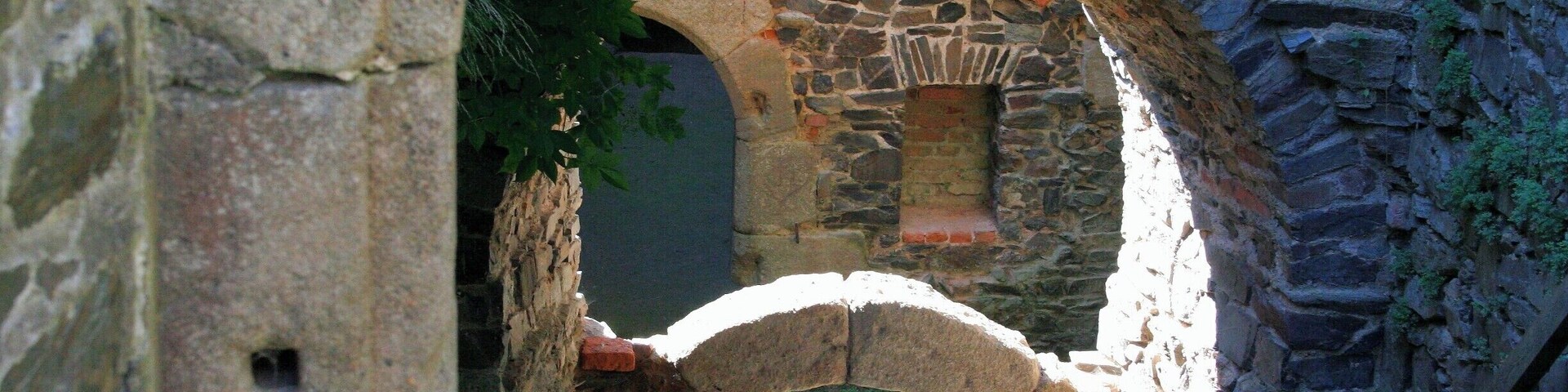 Krakovec also called the Red Castle. Krakovec Castle was probably founded in 1381 , the year of its completion is typically described as the year 1383 , when it was consecrated chapel . Jíra solution Křivoklátský burgraves and favorite of King Wenceslas IV. , Head of the royal workshop on a low rocky promontory built headquarters destitute until then unprecedented and which also, in many ways ahead of its time. Krakovec was dubbed himself Jíra Chalupka. In 1410 it bought Henry Lefly of Lažany, in 1414 stayed here and there and preached John Huss before his departure to Constance . Leflové held Krakovec until 1437 , when it was owned by Hussite marshal Jan Bleh of sealing since 1447 Kolovrat last 100 years, the year 1548 include Lobkovics .Today the castle's own Czech Republic , is open to the public and administered by the National Heritage Institute . https://cs.wikipedia.org/wiki/Krakovec_(hrad) To honor the memory of Jan Hus are regularly held annually Husovy pilgrimages. https://en.wikipedia.org/wiki/Jan_Hus