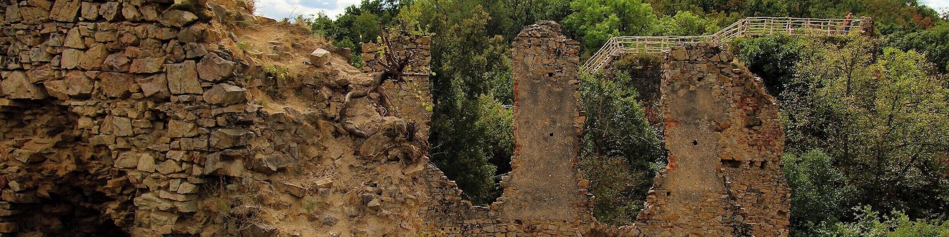 Templštejn Castle ruins,
49° 5' 26.64" N 16° 14' 53.12" E
The ruins of the Castle. Vybud. in 1281 – 98 order of the Knights Templar. After the lidvidaci of the order of Philip the taste r. 1312. Bertold Pirkner, r. 1349 Přibík from Šelmberka, r. Lords of Lipá 1379 (the new Palace and other status. the BRP.), r. 1482 of the 9th. Desolate after pol. 16. century.
https://cs.wikipedia.org/wiki/Templ%C5%A1tejn