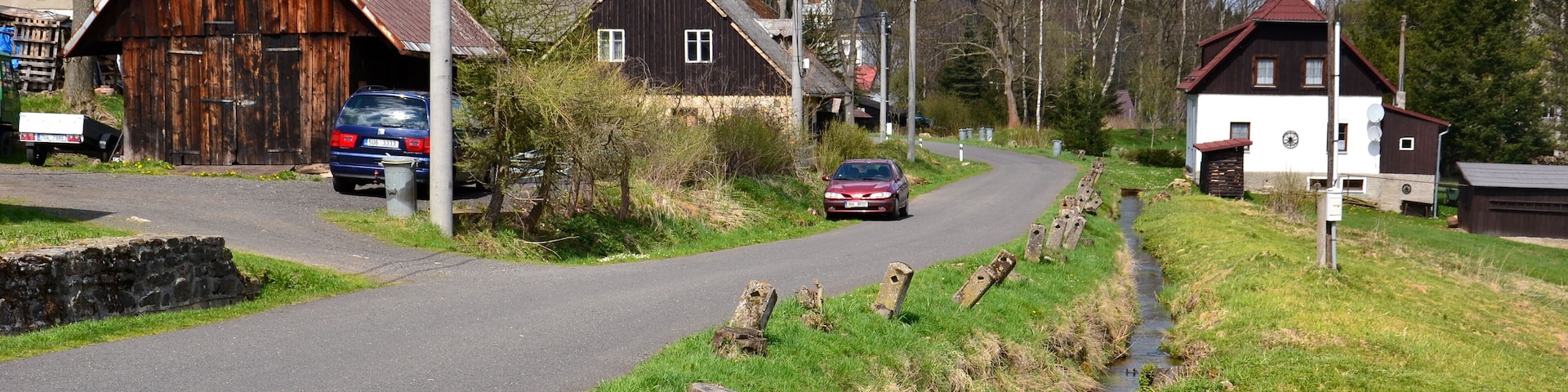 Cesta mezi návsí a kostelem