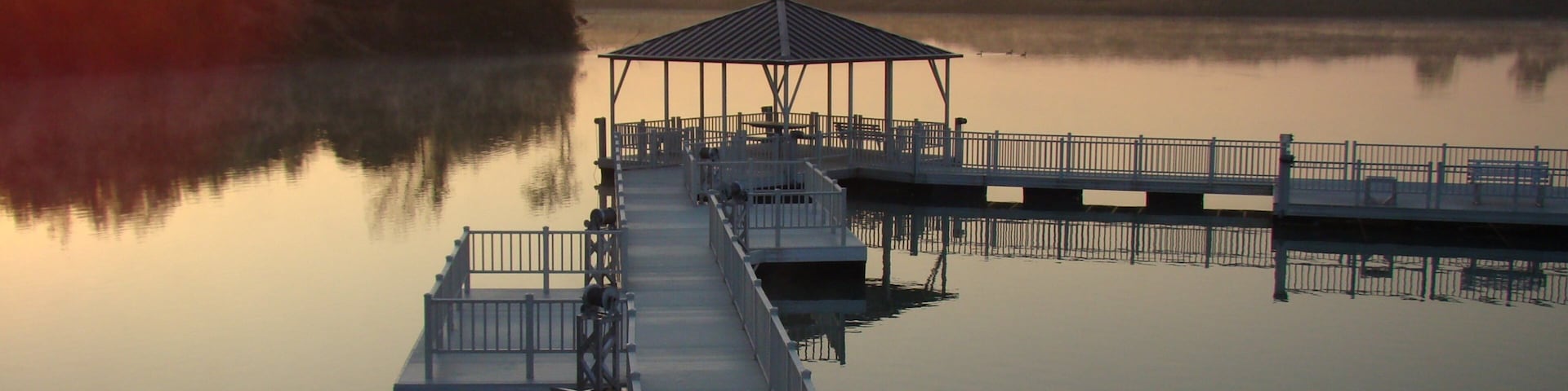 Champaign mostrando um pôr do sol e um lago ou charco
