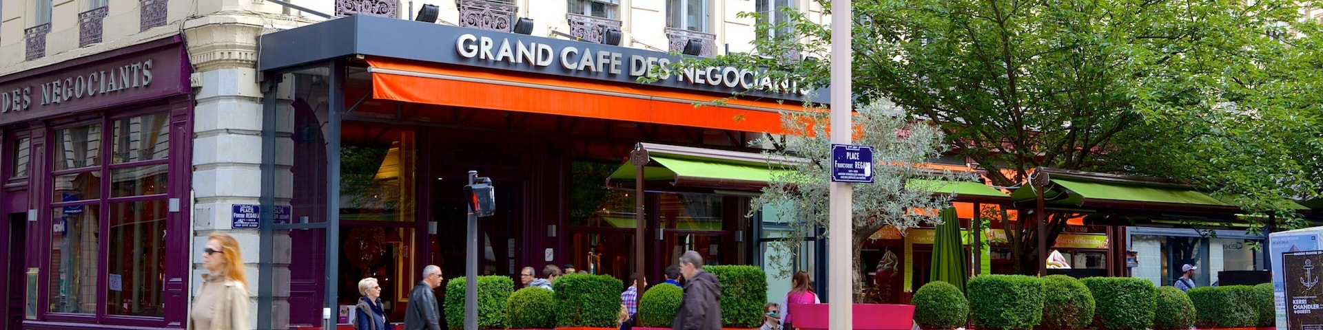 Lyon caracterizando cenas de rua assim como um pequeno grupo de pessoas