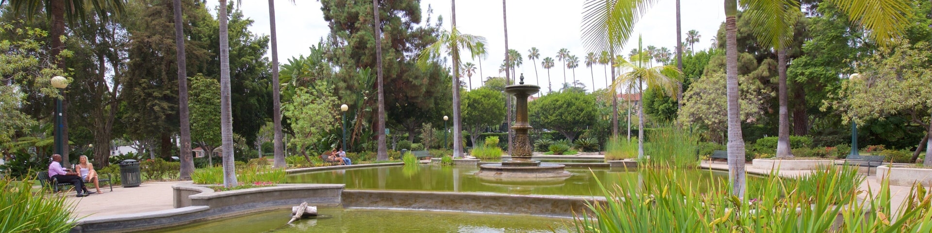 Beverly Hills que inclui um lago