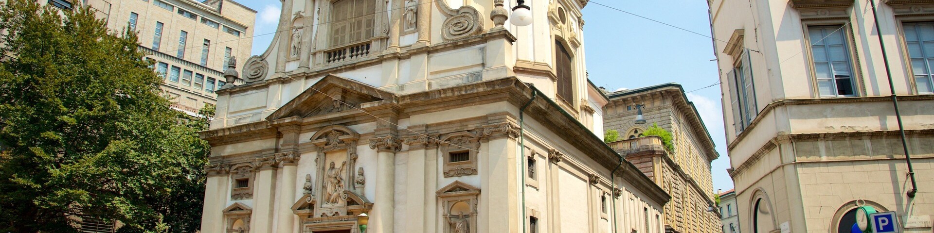 Milão caracterizando cenas de rua, arquitetura de patrimônio e uma igreja ou catedral