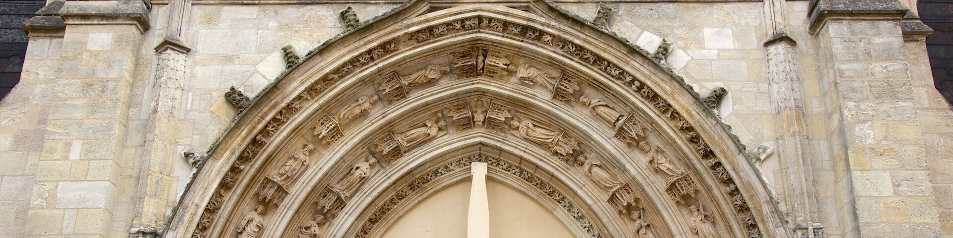 Bordeaux which includes a church or cathedral and heritage architecture