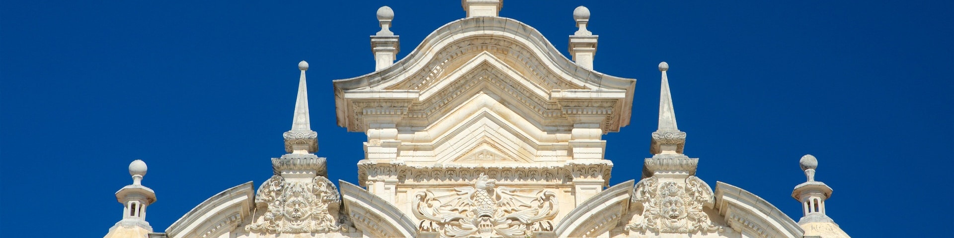Coimbra caracterizando uma igreja ou catedral e elementos de patrimônio