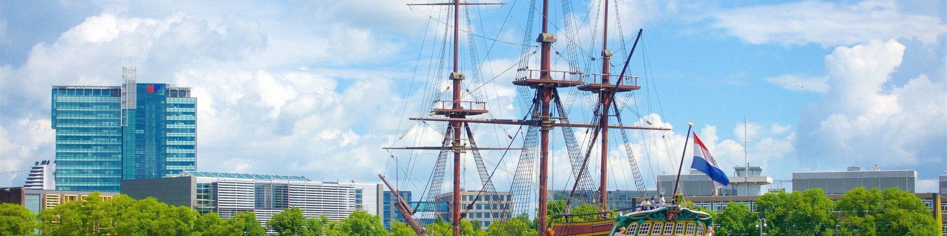Amsterdã mostrando elementos de patrimônio e uma baía ou porto