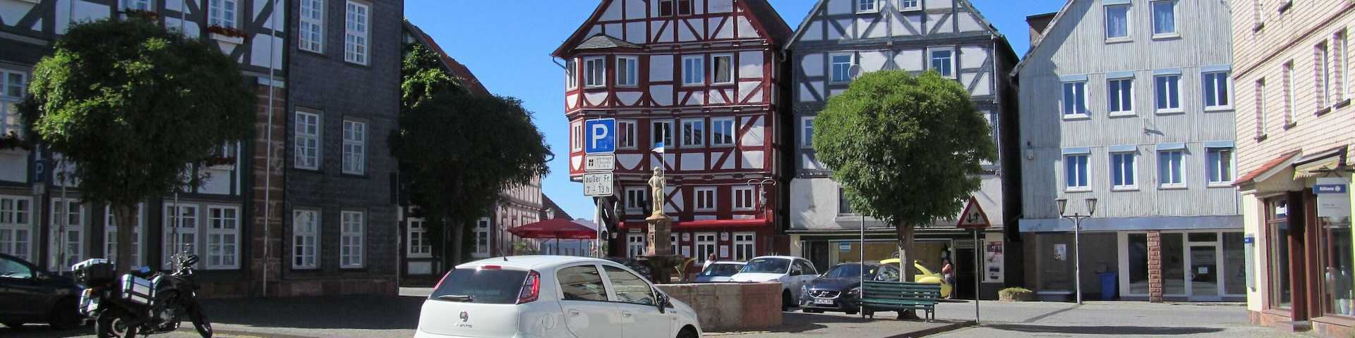 der Marktplatz von Treysa mit dem Brunnen