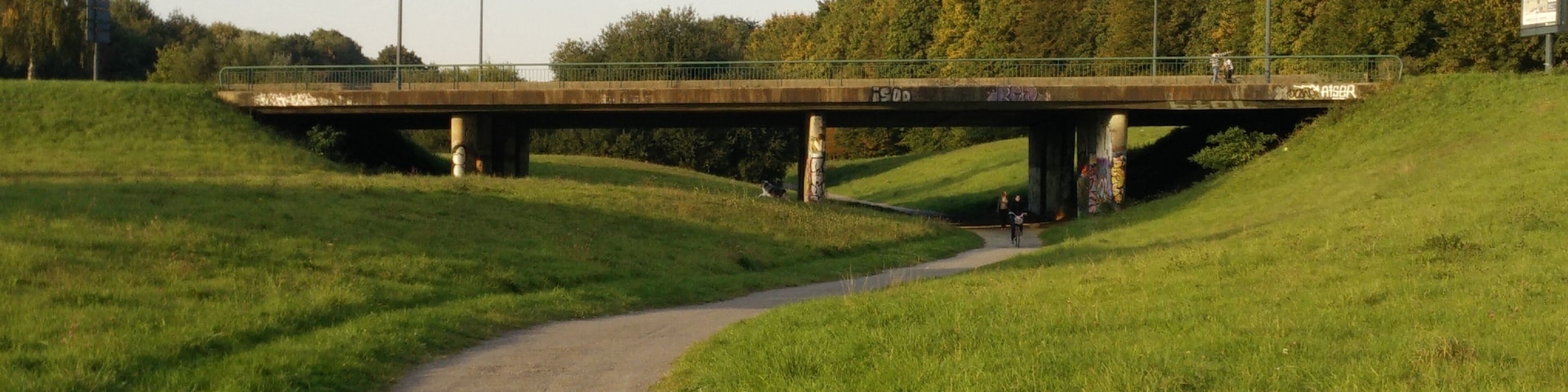 Vue du passage souterrain (face Sud), prévu pour construire une route en 2x2 voies. La moitié de ce vestige sert aujourd'hui de piste cyclable et piétonne.