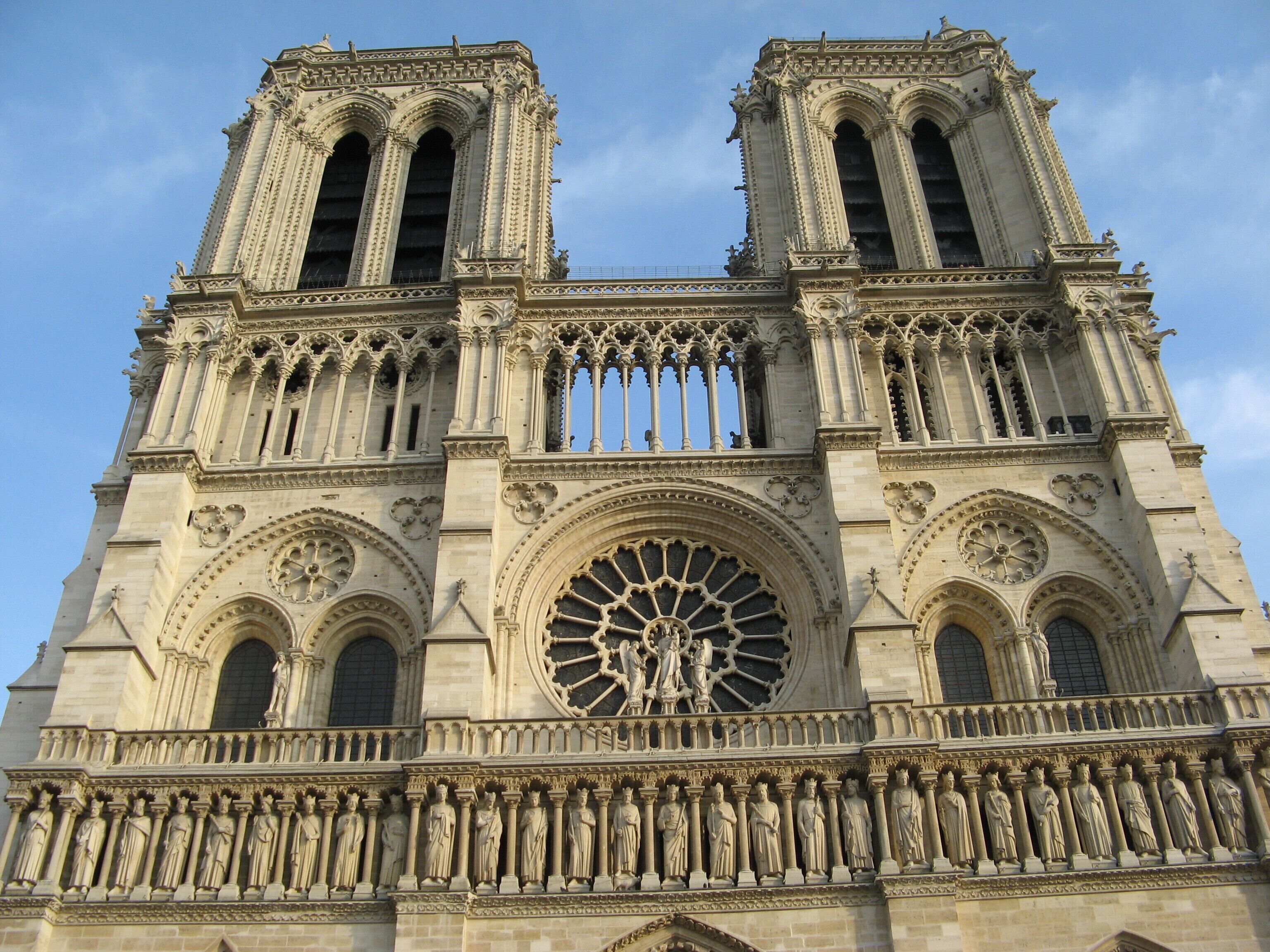As duas torres e o vitral da Catedral de Notre-Dame.