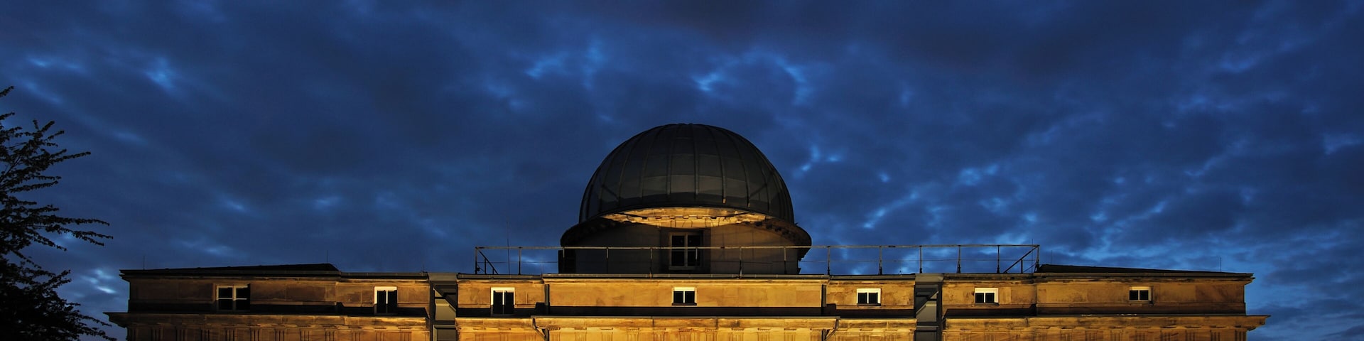 die historische Sternwarte Göttingen in Abenddämmerung