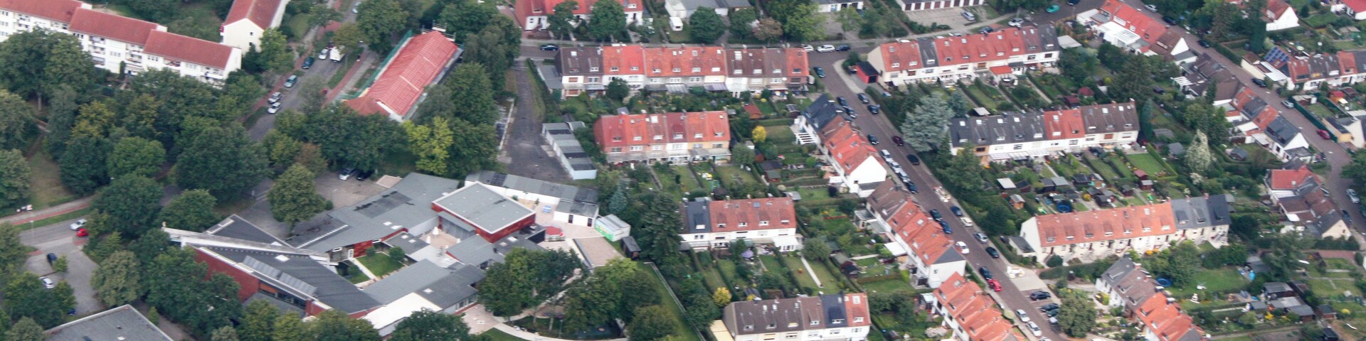 Fotoflug: von Flughafen Ganderkesee - Ganderkesee Stadt - Hasportsee - Roland Center - Grollaner See - Airport Bremen (identische Bildbeschreibung für File:2012-08-08-fotoflug-bremen zweiter flug 0001.JPG bis File:2012-08-08-fotoflug-bremen zweiter flug 0100.JPG