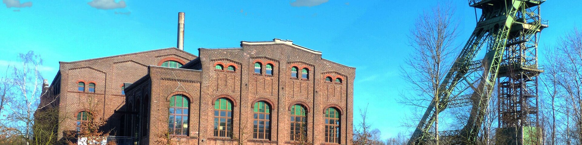 Maschienenhalle Gladbeck-Zweckel, zwei Fördergerüste und die historische Maschinenhalle