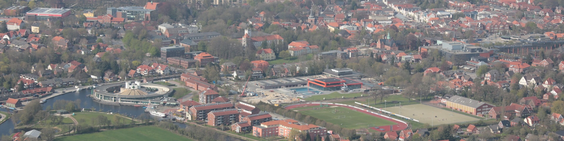 Fotoflug von Nordholz-Spieka nach Oldenburg und Papenburg This photo was taken by Alchemist-hp. If you use one of my photos, an email (account needed) or a message or direct to: my email account would be greatly appreciated. Please note the license terms. Other licensing terms can get discussed, too. This file is copyrighted and has been released under a license which is incompatible with Facebook's licensing terms. It is not permitted to upload this file to Facebook.