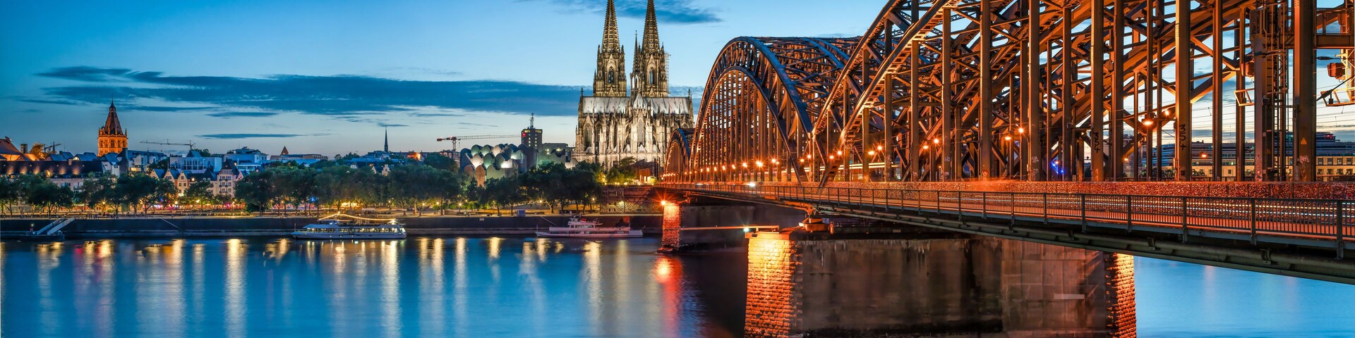 Uma ponte com uma catedral gótica ao fundo.