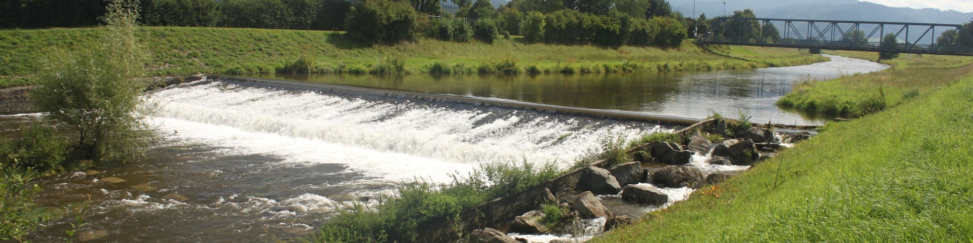 Wassermer Wehr (Elz bei Emmendingen), im Hintergrund die Wiesenbrücke und der Kandel