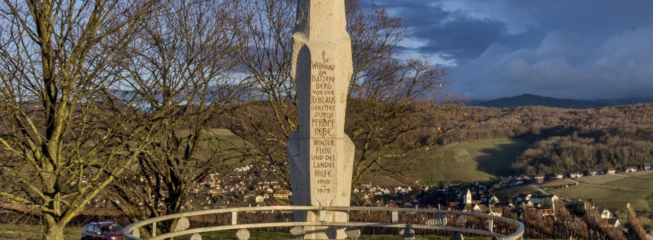 Denkmal auf dem Batzenberg Inschrift. Weinbau am Batzenberg vor der Reblaus gerettet durch Propfrebe, Winzerfleiss und des Landes Hilfe