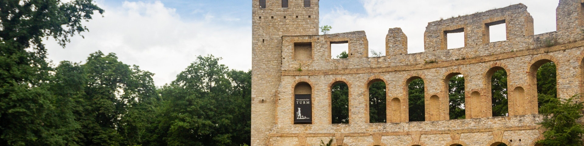 Jägervorstadt showing building ruins, heritage architecture and a pond