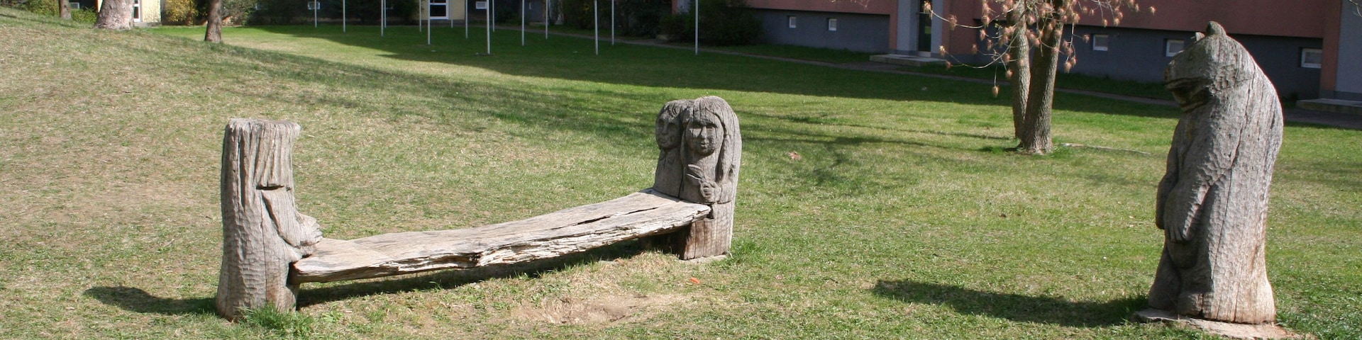 Holzskulpturen nach dem Märchen "Schneeweißchen und Rosenrot" im Hof des Neubaublocks zwischen Braunsdorfer Straße und Asternweg, Dresden-Gorbitz