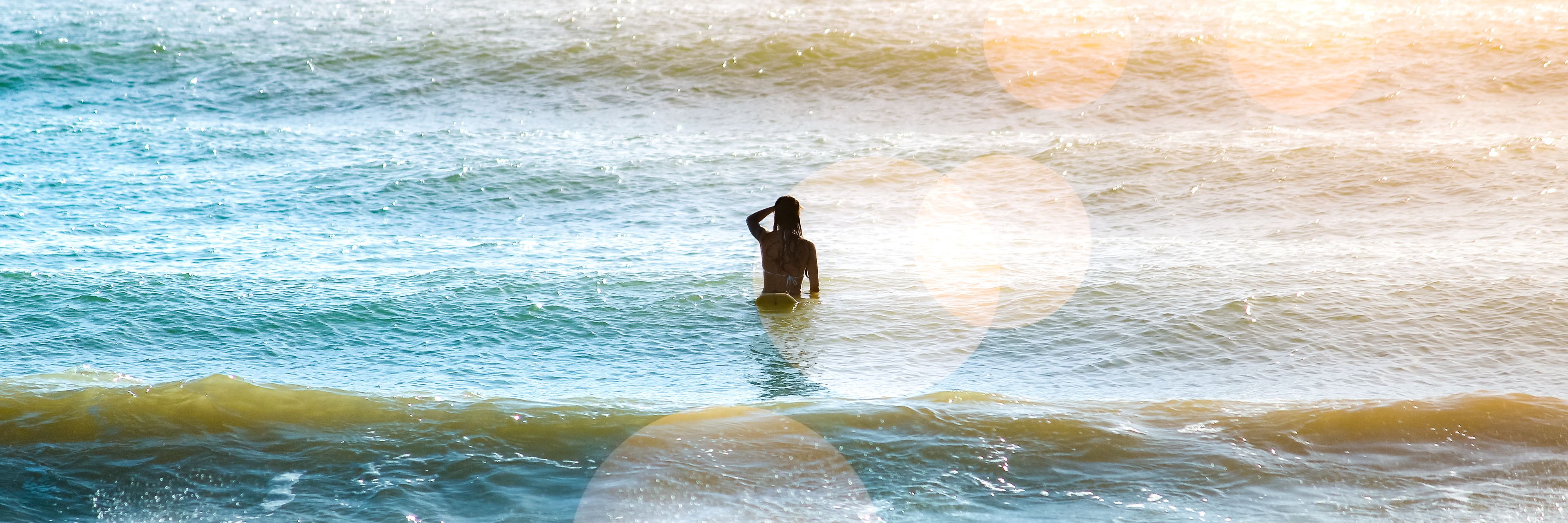 Uma pessoa surfando no oceano.
