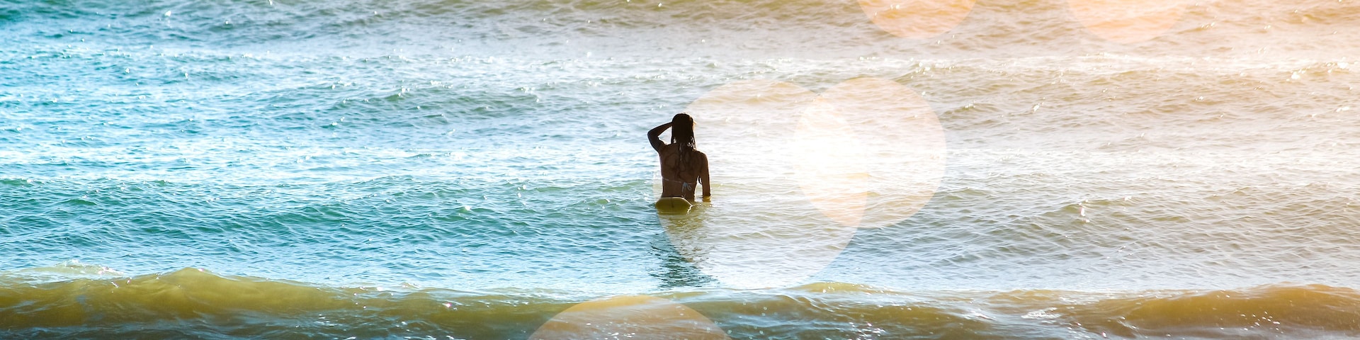 Uma pessoa surfando no oceano.