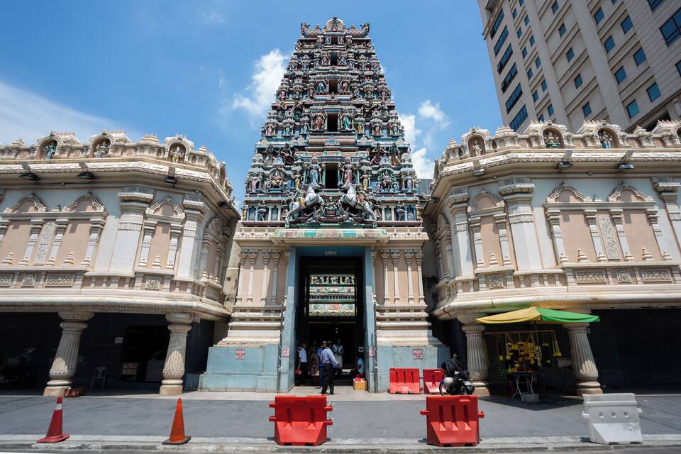 Um templo com esculturas detalhadas e uma entrada imponente.